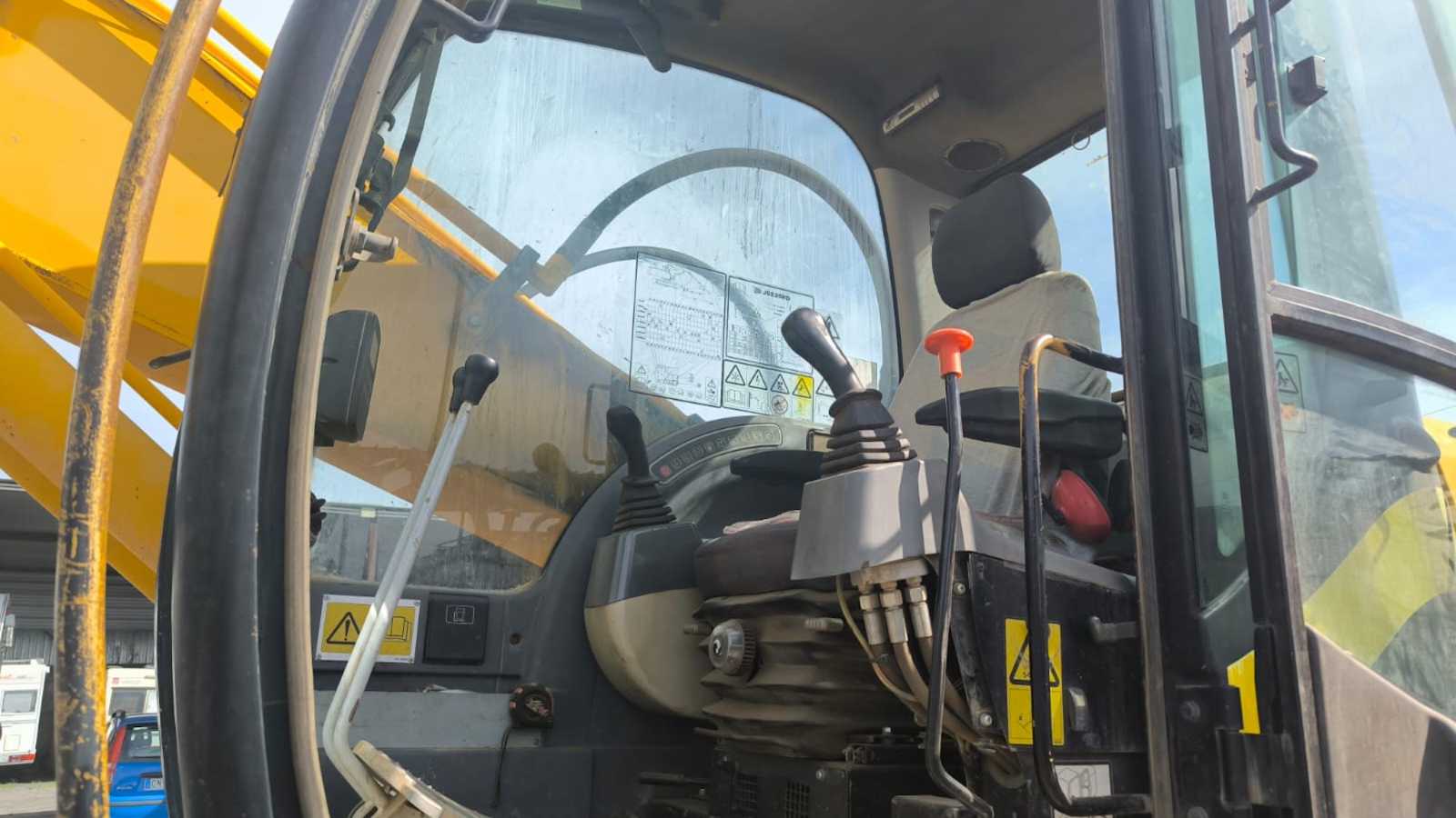 JCB JS235HD | OmecoHub